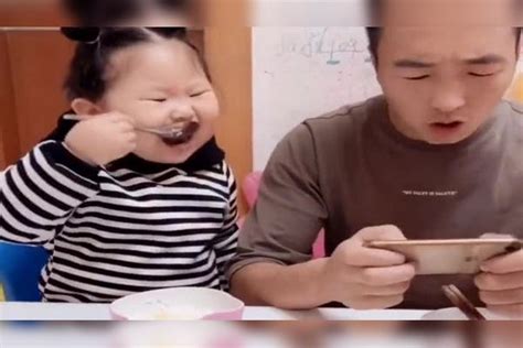 爸爸玩手机上瘾，看女儿怎么治他，你们忍住别笑
