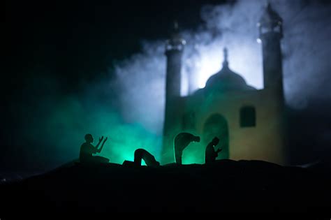 격조 안개 배경에 모스크 건물의 실루엣 라마단 카림 배경 일몰에 모스크 기도하는 사람들 Eid Ul Fitr에 대한 스톡 사진