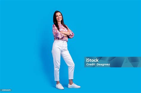 사랑 스럽다 예쁜 아가씨 옷을 입은 인쇄 블라우스 팔 교차 빈 공간 고립 블루 컬러 배경의 전체 길이 사진 30 34세에 대한 스톡 사진 및 기타 이미지 Istock