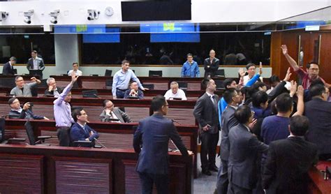 香港反对派议员又撒野，包围特区政府高官，导致立法会保安受伤