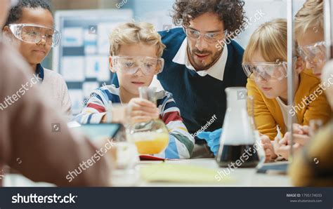Science Class 102015개가 넘는 로열티 프리 라이선스 대상 스톡 사진 Shutterstock