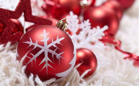 Рисунок дракона с новогодними игрушками · бесплатная фотография