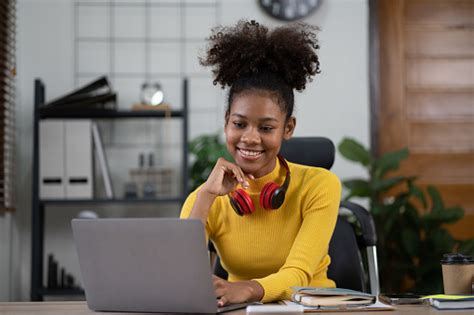 사랑스러운 아프리카계 미국인 여성이 편안한 사무실에서 노트북 컴퓨터로 작업하는 책상에 앉아 있다 경영자에 대한 스톡 사진 및 기타 이미지 Istock
