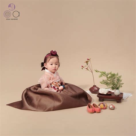 오아한복 ㅣ 백일한복 돌한복 아동한복 Ouahanbok 님이 Instagram 계정에 사진을 추가했습니다 사랑스러운 피치핑크 저고리 고급스러운 골드브라운빛 치마