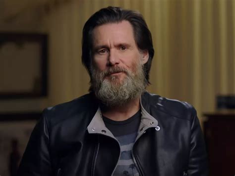 قتل صديقته الحميمة وعانى من الفقر والجنون محطات في حياة جيم كاري وشوشة