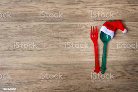 나무 테이블 배경에 미니어처 산타 클로스 포크와 숟가락 메리 크리스마스 Xmas 파티와 행복한 새해 컨셉 0명에 대한 스톡 사진 및 기타 이미지 Istock