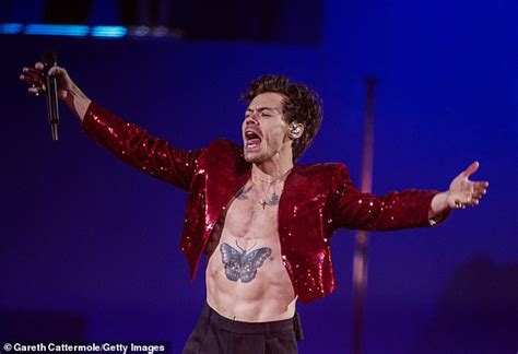 Harry Styles Is In Australia Singer Jets Down Under And Is Spotted Shirtless On A Yacht Daily