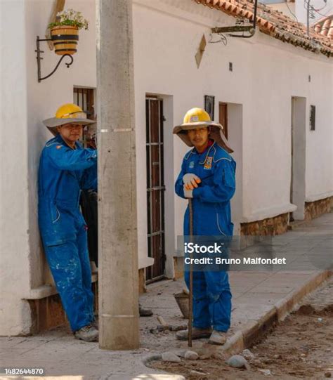 돌 보도의 포장 도로를 수리하는 노동자들 배경에 전형적인 백인 식민지 시대의 주택 2명에 대한 스톡 사진 및 기타 이미지 2명 거리 건설 산업 Istock