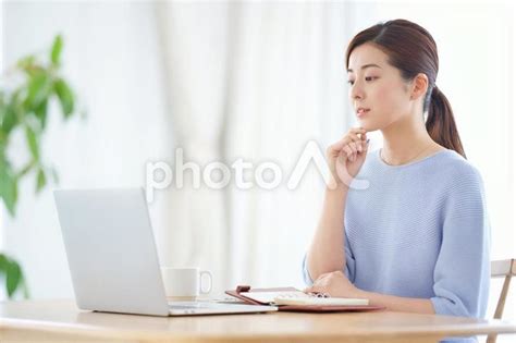 パソコンを見ながら予定を考える女性 No 27057362｜写真素材なら「写真ac」無料（フリー）ダウンロードok