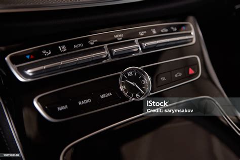 럭셔리 자동차 인테리어 세부 사항입니다 공기 및 멀티미디어 컨트롤 가운데 콘솔 0명에 대한 스톡 사진 및 기타 이미지 0명 가죽 계기판 차량 부분 Istock