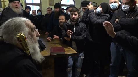 ბალდის მამათა მონასტერში სასულიერო პირები მეუფე სტეფანეს ტერიტორიის