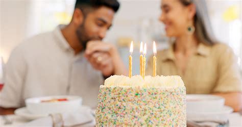 케이크 기념일 또는 생일 커플 축하 및 핸드 키스와 함께 집에서 사랑으로 촛불 미소 행복한 사람들은 지원과 보살핌이 있는 집에서