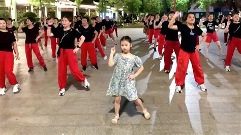 廣場舞《老娘駕到》，7歲小女孩精彩領舞，太霸氣了！ 【笑春風廣場舞】 Youtube