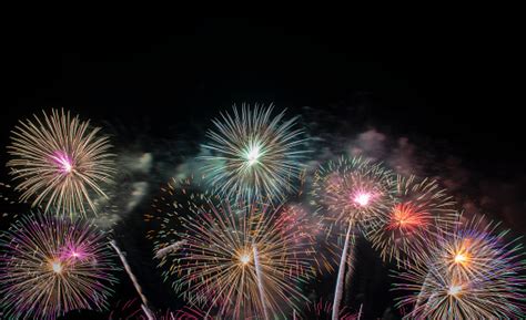 새해 복 많이 받으시고 2020 년 휴일 축제에서 불꽃 놀이의 다채로운 12월에 대한 스톡 사진 및 기타 이미지 12월