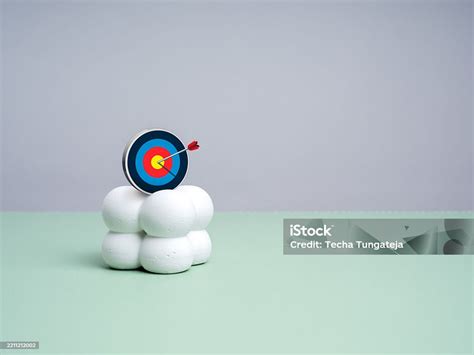 이해 관계자 비즈니스 연결 파트너십 팀워크 구축 마케팅 목표 개념 흰색 개체 기호에 3d 대상 아이콘은 녹색 테이블과 복사 공간이있는 회색 배경에 비즈니스 팀으로 표시됩니다