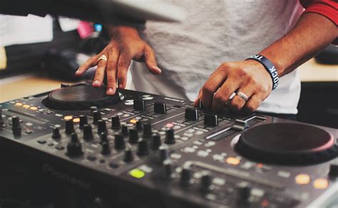 How To Use A DJ Mixer A Beginner S Guide And Intro To Mixers