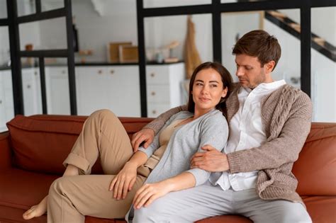 Una pareja joven en el sofá Foto Gratis