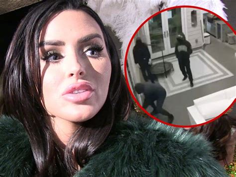 Model Abigail Ratchfords Home Broken Into By 3 Men While She Was Inside