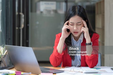 아시아 사업가는 사무실 책상에 앉아 직장에서 스트레스를 받고 피곤하며 직장에서 아프고 직장에서 스트레스를 받습니다 감정에 대한 스톡 사진 및 기타 이미지 Istock