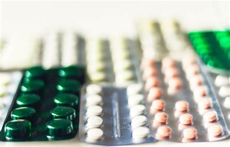 약 알 약 이나 캡슐 팩 복사 공간 흰색 바탕에 물집이 치료 약물에 대 한 약물 처방입니다 0명에 대한 스톡 사진 및 기타 이미지 Istock