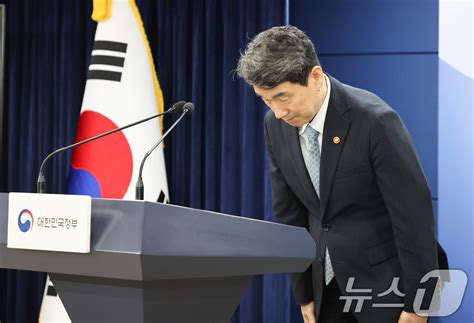 인사하는 이주호 부총리 뉴스1