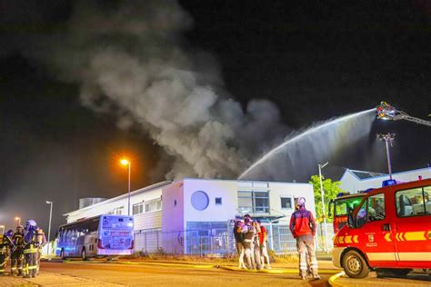 Nächtlicher Großbrand in Waghäusel massive Rauchwolke und Flammen