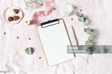발렌타인 날 결혼식 편지지 이랑 장면입니다 촛불 종이 마음 색종이 초콜릿 유 분기와 바인더 클립에서 빈 인사말 카드 핑크 린 넨