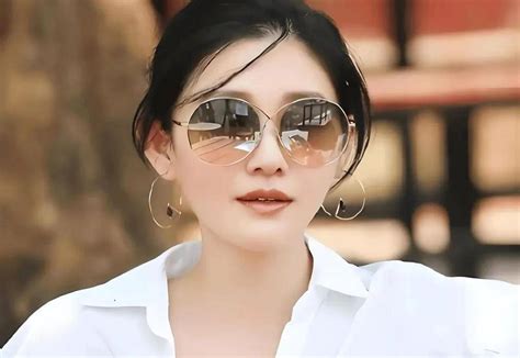 范冰冰晒20年前旧照悼念大s，两人穿赛车服活力四射，没有滤镜美的很真实！生命照片刘德华