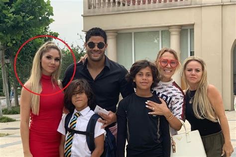 Notícias Veja a reação da ex mulher de Hulk às publicações do jogador sua sobrinha