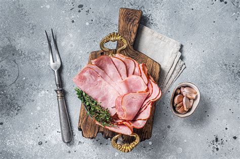 프라이팬에 허브와 사각형 샌드위치 햄의 조각 회색 배경 위쪽 보기 0명에 대한 스톡 사진 및 기타 이미지 0명 건강한