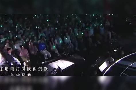 不愧是音乐诗人！李健绝美吟唱《水中花》，细腻忧伤好听到哭李健音乐