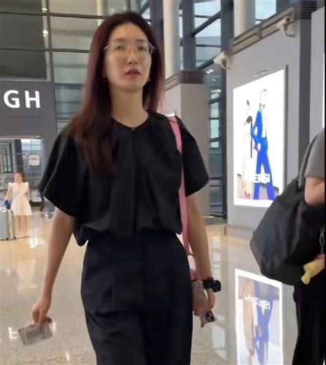上海机场偶遇女明星江疏影。本人太普通了，离开美颜滤镜，连普通人的颜值都不如，妆前金纳莱网