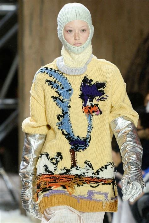 В моду вошли балаклавы и другие странные шапки | Knit fashion, Fashion ...
