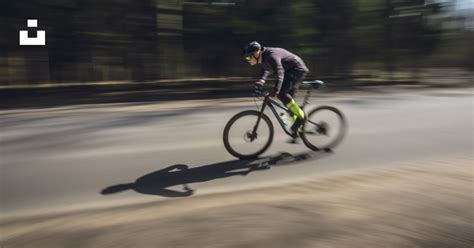 Foto Un Hombre Andando En Bicicleta Por Una Calle Imagen Bielorrusia
