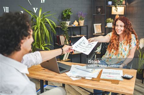 사무실에서 서류 작업을 함께 하는 두 명의 비즈니스 동료 2명에 대한 스톡 사진 및 기타 이미지 2명 35 39세 개발