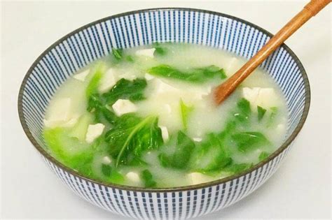 小白菜炖豆腐汤，风味独特，大人还有小孩都喜欢喝，好吃又省事膳食养生频道东方养生