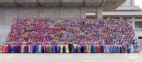 北 김정은과 만난 전국인민반장열성자회의 참가자들 뉴스1