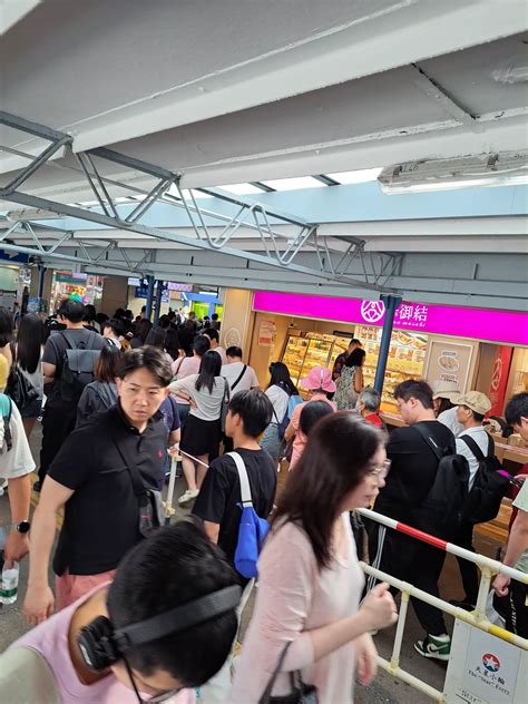 勁癲 剛剛喺海港城行完街諗住過海坐船天星小輪竟然要排長龍 等30分鐘 坐程船都係講緊七分鐘 係咪痴線 有冇人同我講究竟發生乜事？點解天星小輪加