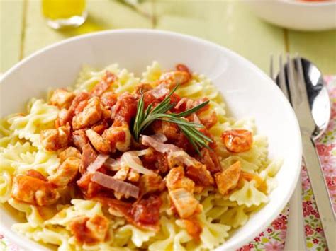 Salade De Farfalles Au Saumon Cuisine Et Recettes Recette Femmes