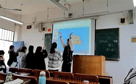 三尺讲台存日月 一支粉笔写春秋 广西经济职业学院