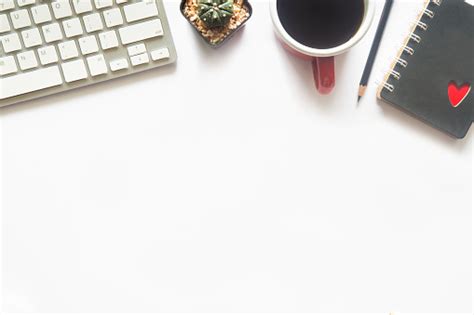 노트북 스마트폰 및 기타 업무 용품이 있는 화이트 데스크 오피스와 커피 한 잔이 있습니다 텍스트를 입력하기 위한 복사 공간이