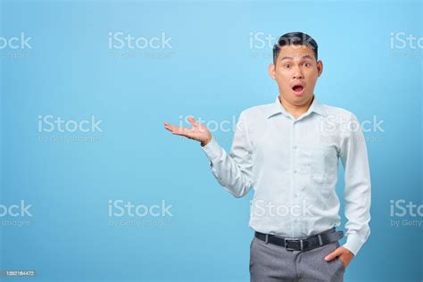 파란 배경에 손바닥에 복사 공간을 보여주는 충격 젊은 잘 생긴 사업가 30 34세에 대한 스톡 사진 및 기타 이미지 30