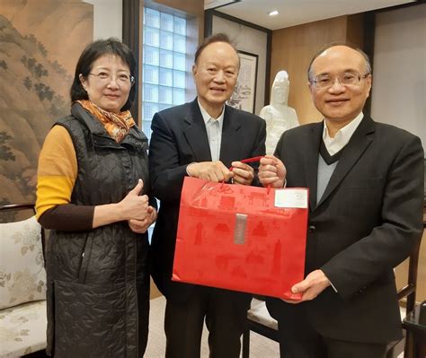 龍山寺25年捐7050萬元幫助4408名北市弱勢學生 基金會曾董事長新春走訪致意 盼兔年繼續攜手合作 財團法人台北市政府教育局認助清寒學生基金會
