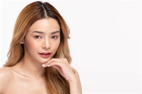 깨끗하고 신선한 피부행복과 긍정적인 감정으로 쾌활한 카메라 미소를 바라보는 아름다운 아시아 여성 흰색 배경 뷰티 및 화장품 컨셉에 고립 귀여운에 대한 스톡 사진 및 기타