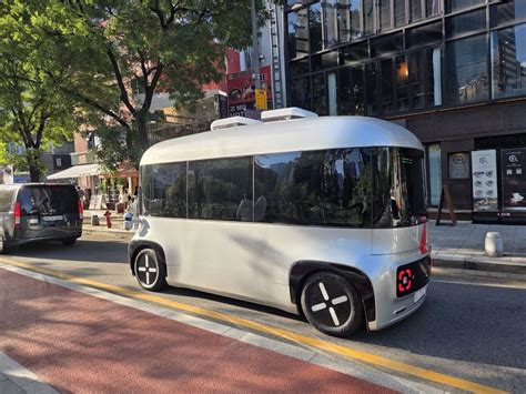 국내 첫 ‘운전석 없는 자율주행 버스 청계천서 운행