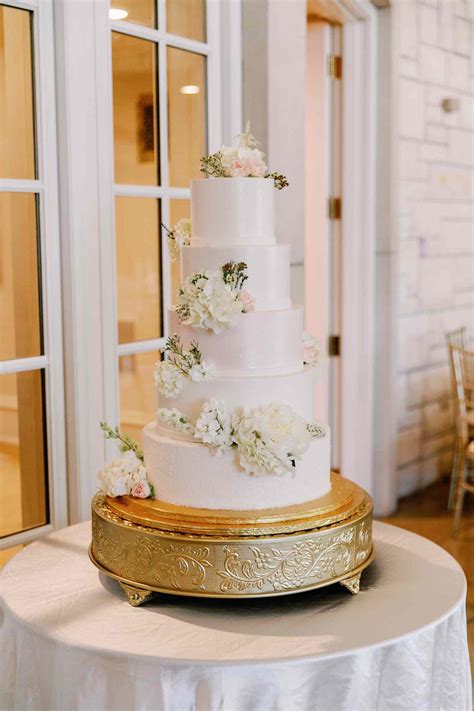 20 Hydrangea Wedding Cake Ideas We Love