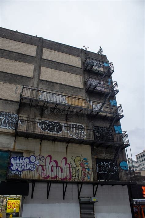 Escena Urbana Con Una Escalera De Escape De Incendios De Metal En El