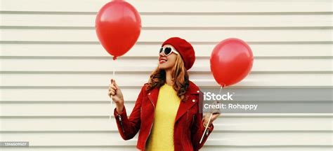 흰색 배경에 베레모를 입고 빨간 풍선과 행복 미소 젊은 여자의 초상화 20 29세에 대한 스톡 사진 및 기타 이미지 20 29세 25 29세 거리 Istock