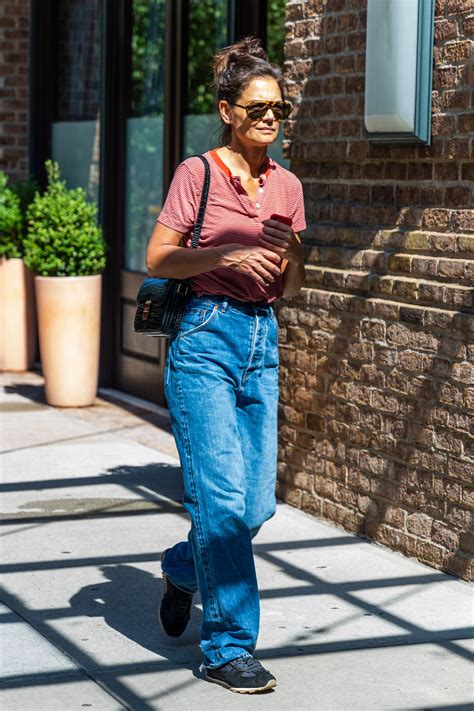 Katie Holmes Marca El Regreso De Las Playeras Polos Con Jeans Para El