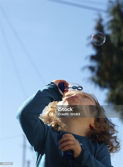 3 년 늙음 여자아이 불기 비눗방울 2 3 살에 대한 스톡 사진 및 기타 이미지 2 3 살 곱슬 머리 공중 Istock